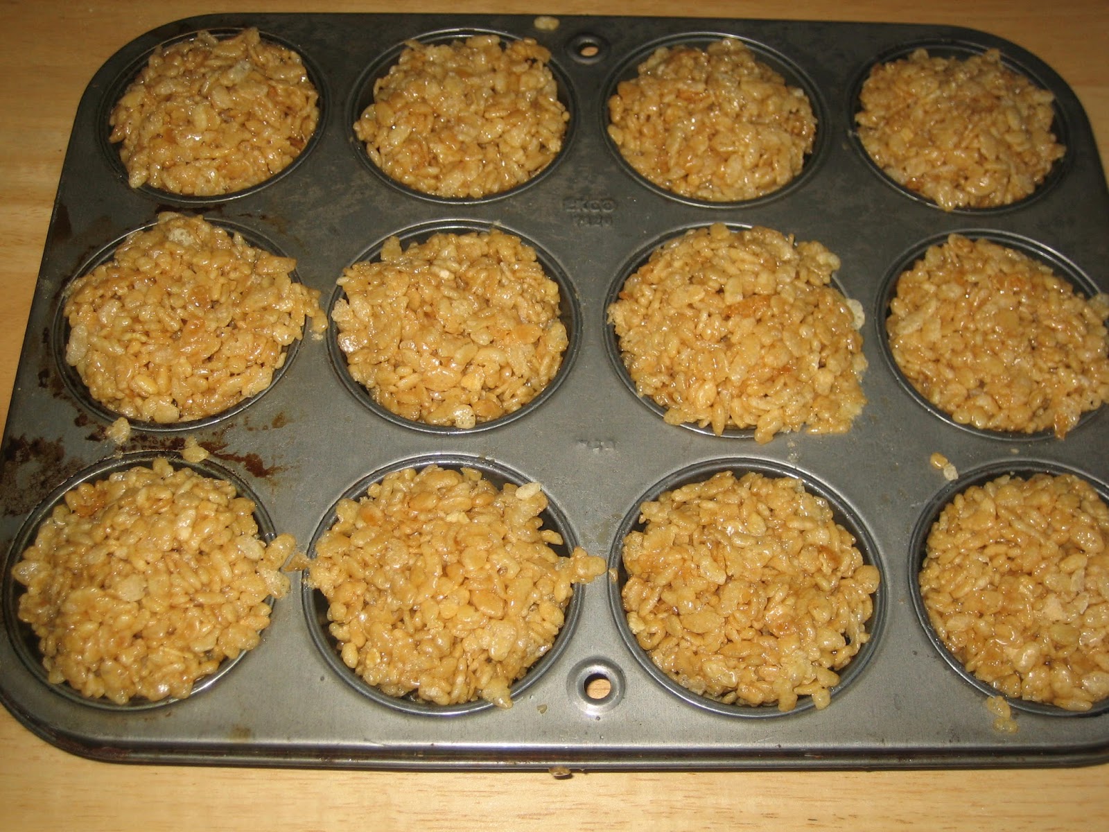 stuffedveggies: Crispy Rice Cupcakes ( Multiple Allergy Birthday Treats )