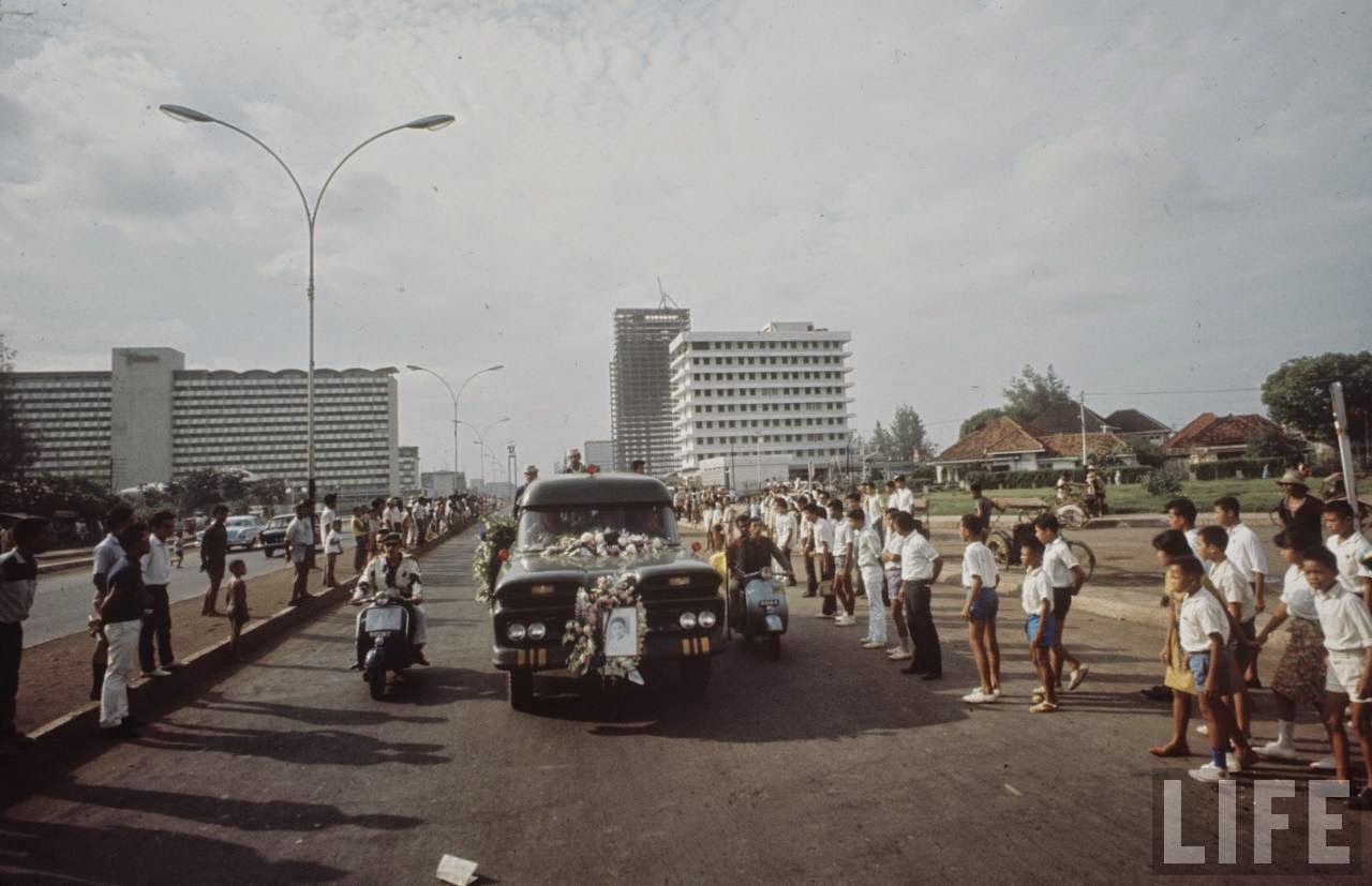 35 Wonderful Photographs That Capture Daily Life of Indonesia in 1972 ...