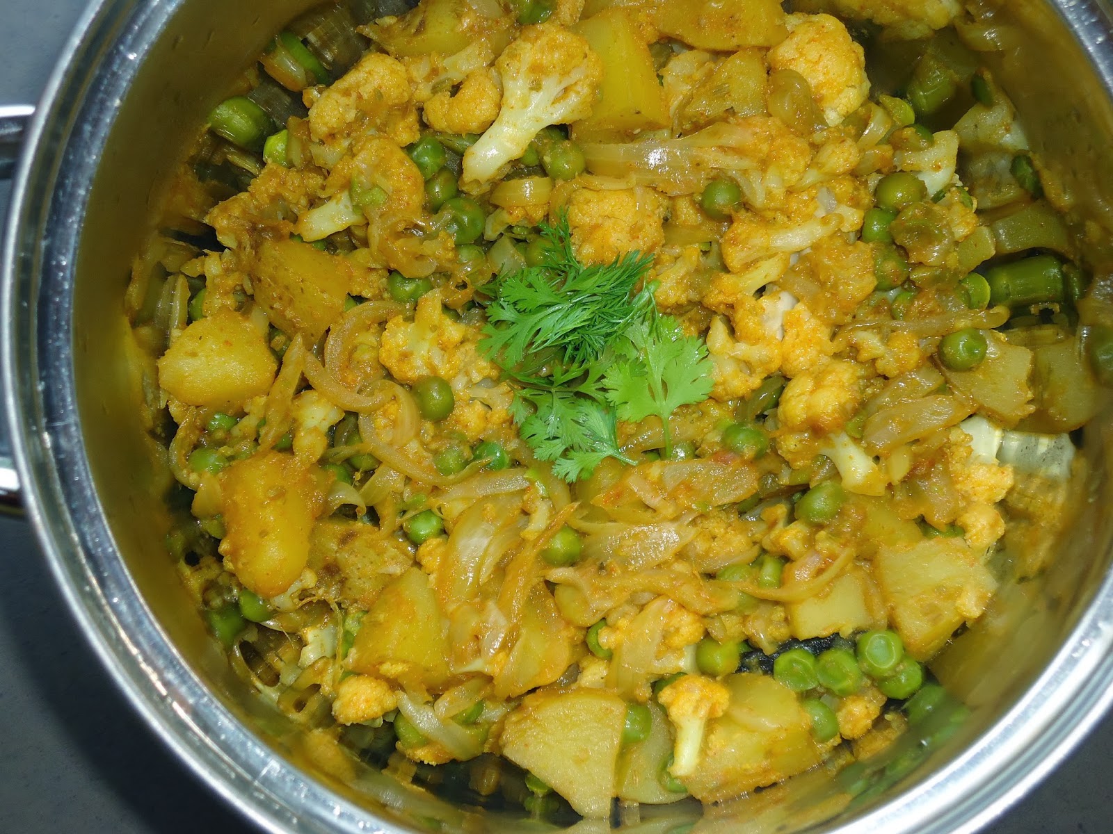 AISHU KITCHEN: Aloo Gobi Mutter