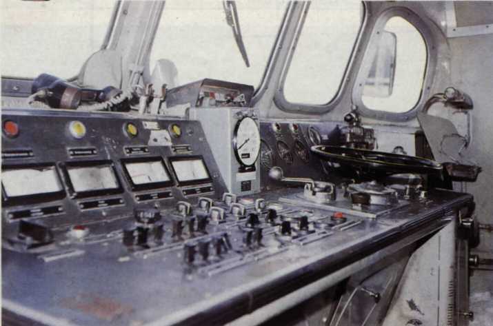 ferroviariosenacciónblogspot.com/es: Cabina de la Locomotora serie 352