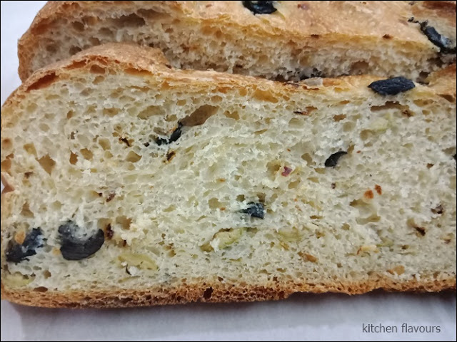 kitchen flavours: Spicy Olive Bread