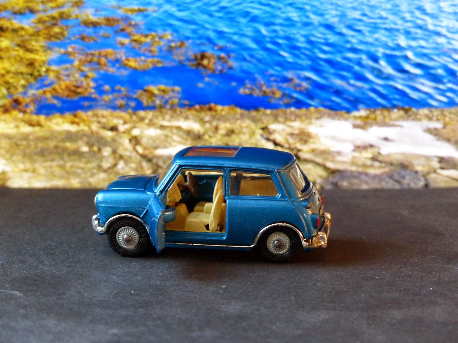 I LOVE CORGI TOYS: 334 Mini Magnifique and 349 Morris Mini Minor 'Mostest'