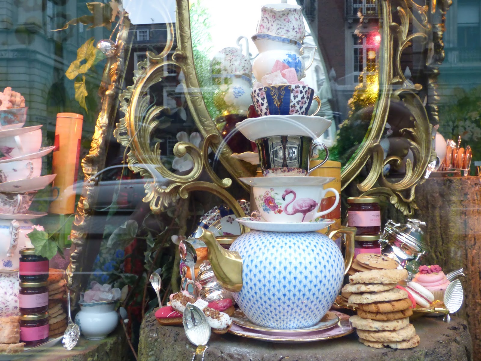 Scribbling Lau: Fortnum & Mason's Alice in Wonderland themed windows