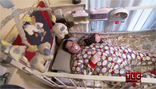 Un hombre de 31 años que lleva la vida de un bebé | Insólito y Raro