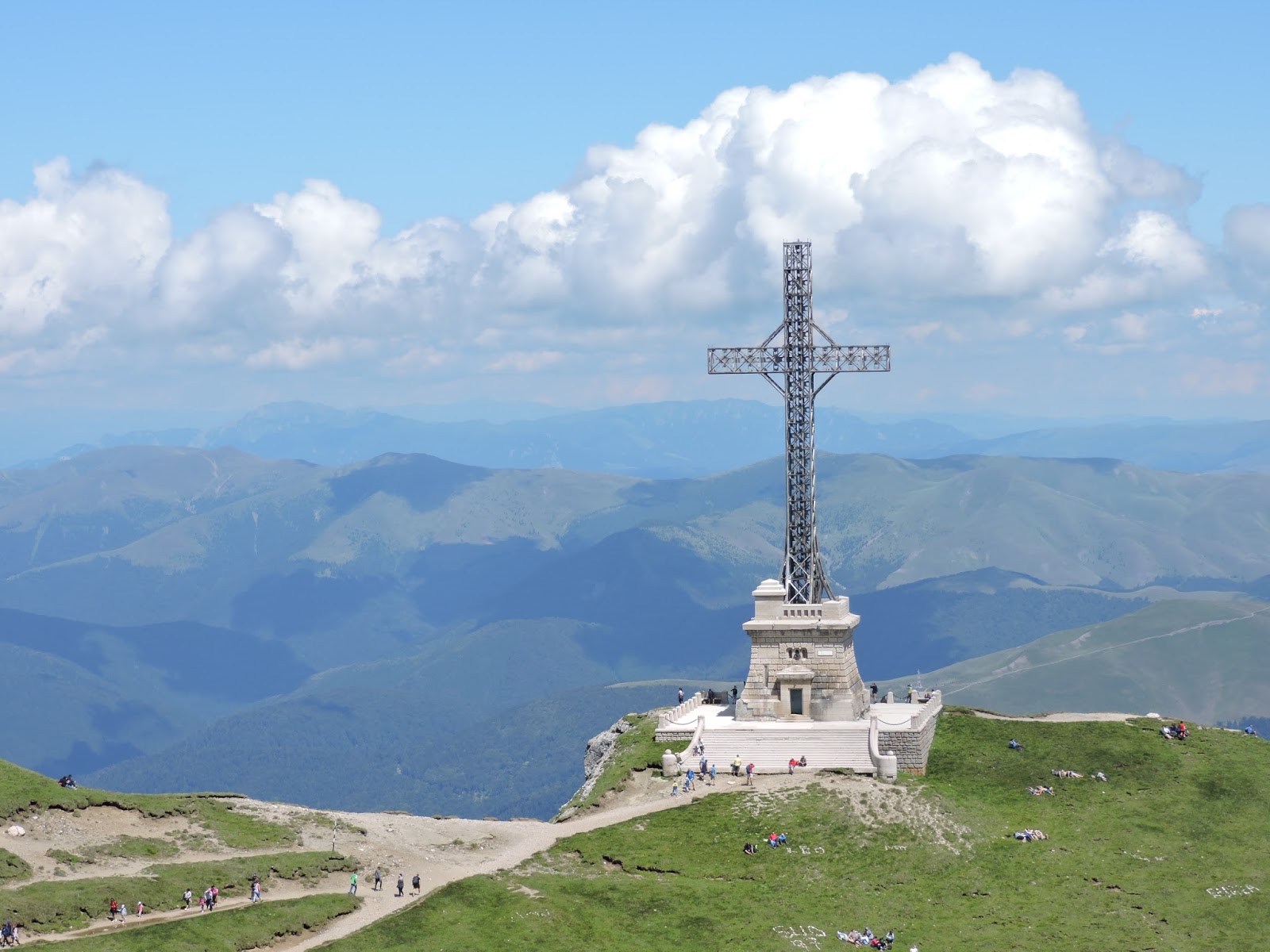 Travel.Tell the Story.: Munți din România: cum ajungi la Crucea Eroilor ...