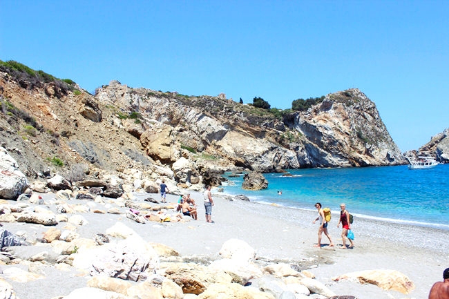 Trip around Skiathos: Kastro beach | GLAM FAB HAPPY