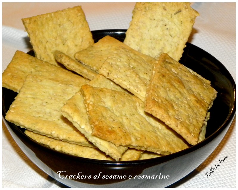 CRACKERS AL SESAMO E ROSMARINO da La Dolce Ilaria su Akkiapparicette