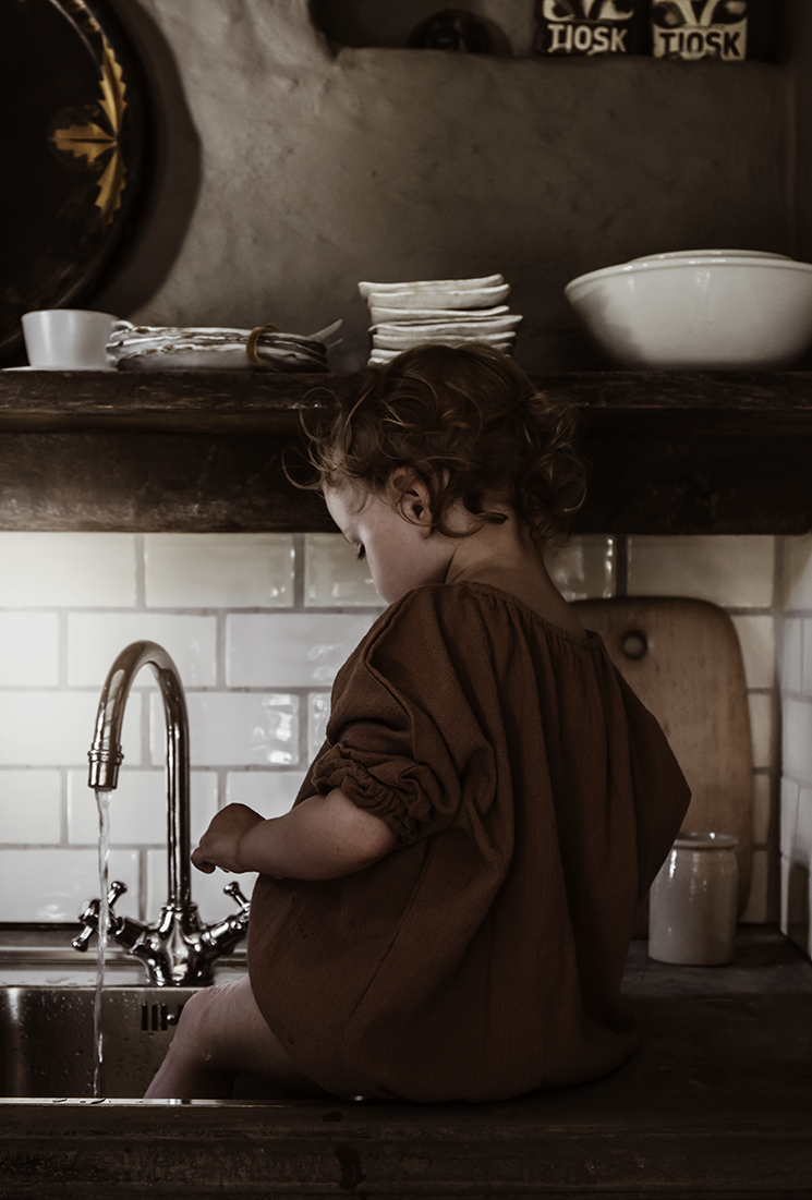 Hannah Lemholt English: MOTHERHOOD NOTES Nº 1 - SMALL APERTURES