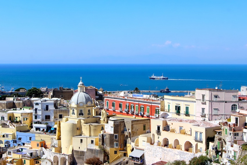 Procida - Eine kleine italienische Insel im Golf von Neapel — Rimanere ...