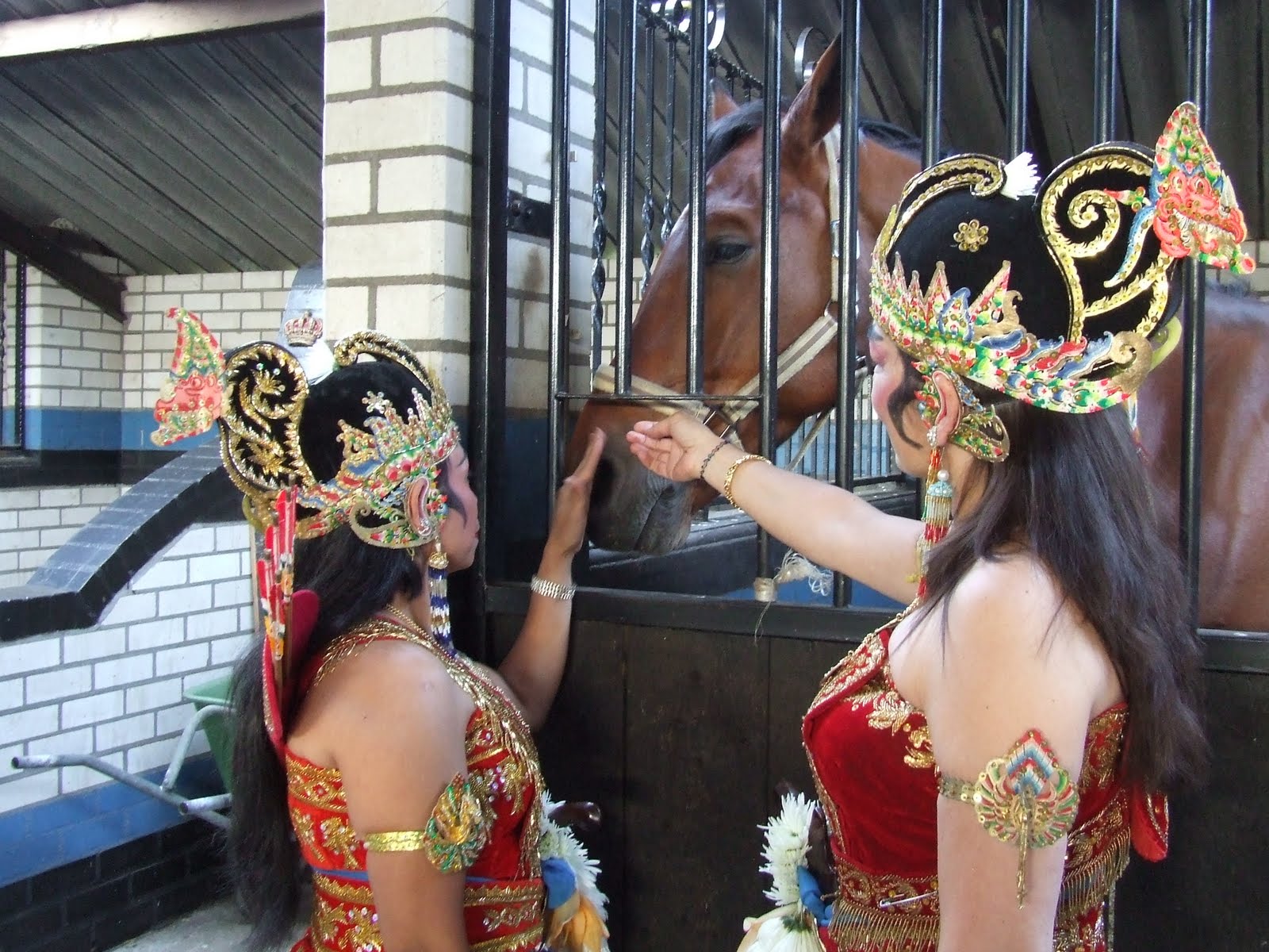 Javaanse danseres: javaanse dansvoorstelling in Schaijk - 85 jarige