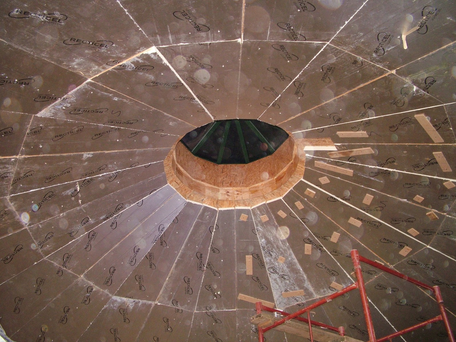 Ardailly Ecoroundhouses: Insulating the roof. Spaceship Ardailly