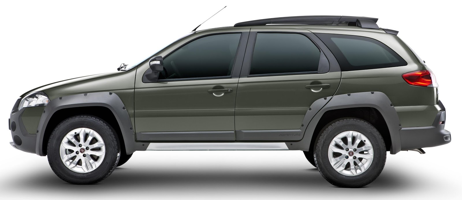 Fiat apresenta linha 2016 da perua Weekend