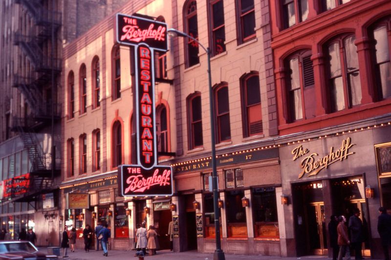 56 Fascinating Photos That Capture Street Scenes of Chicago in the ...