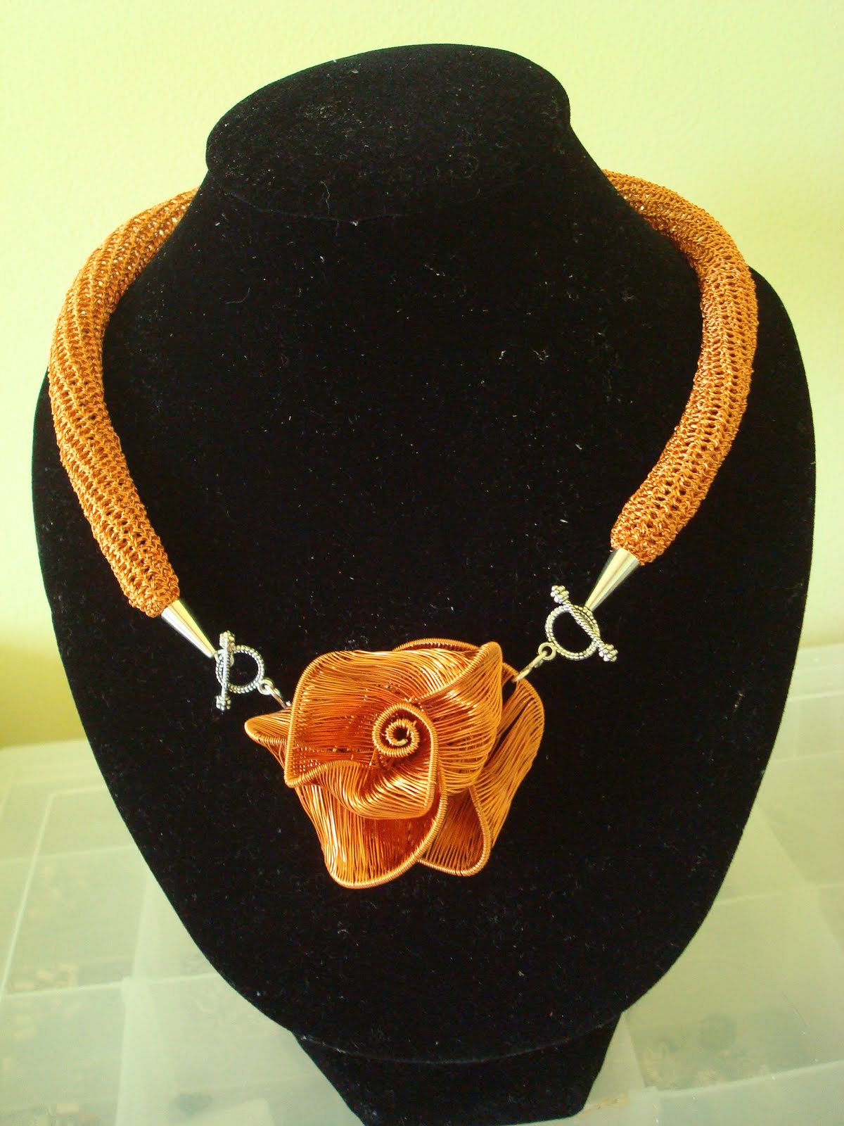 Cutiuta cu bijuuri: Colier crosetat manual - 150 lei