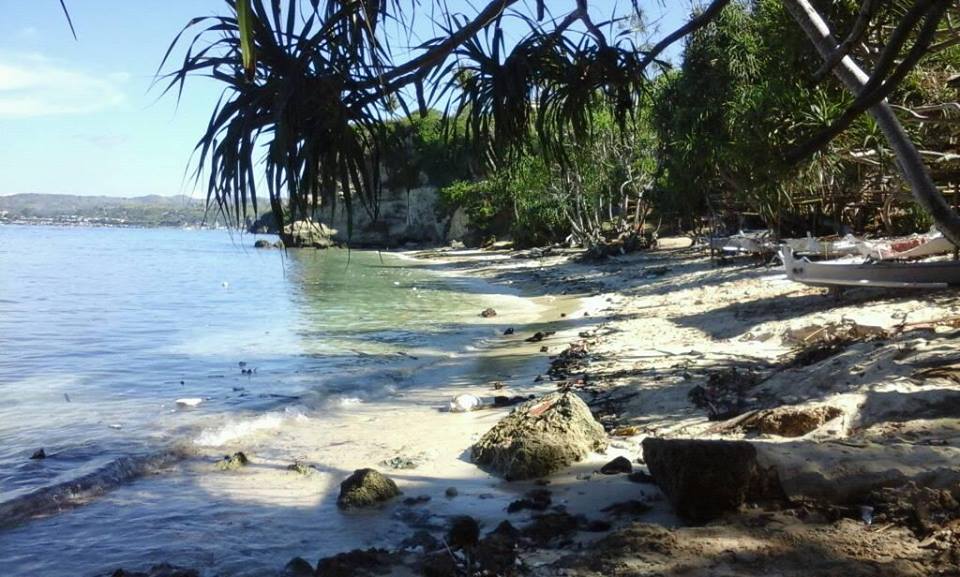 Salut, Pemuda Ini Bersihkan Pantai Dato Majene - Blog Kompa Dansa Mandar