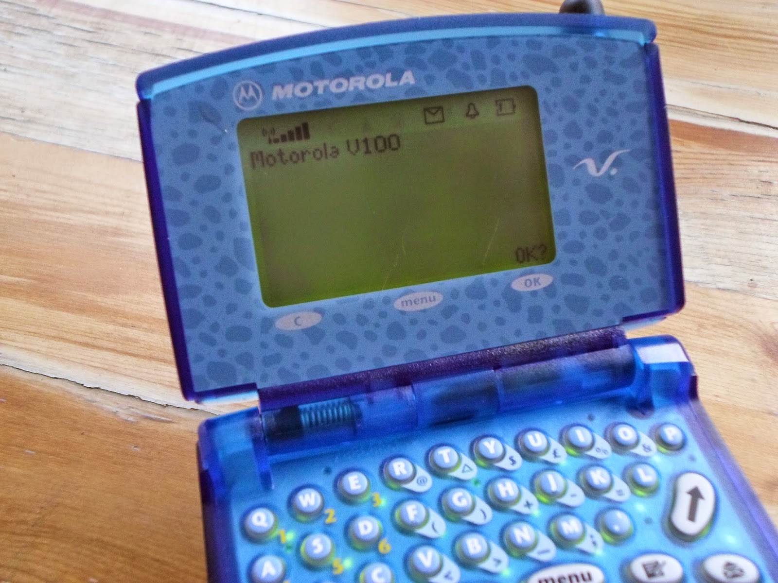 Vintage Gadget Collector: Motorola V100e (VBox)