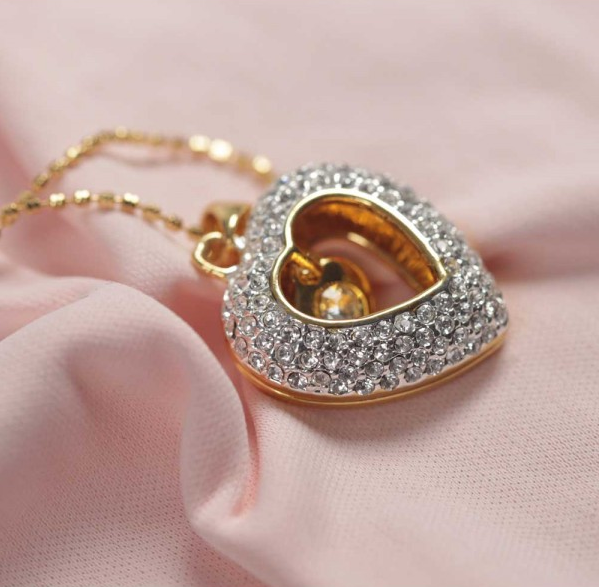 “Simplicity is the keynote of all true elegance.” : Gold Pendants For Girls