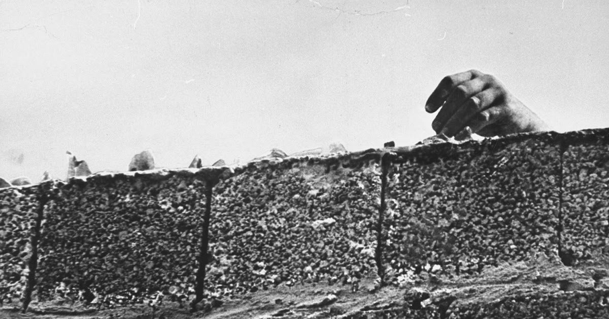 Berlin Wall in the Cold War: Powerful Pictures From the Birth of a ...