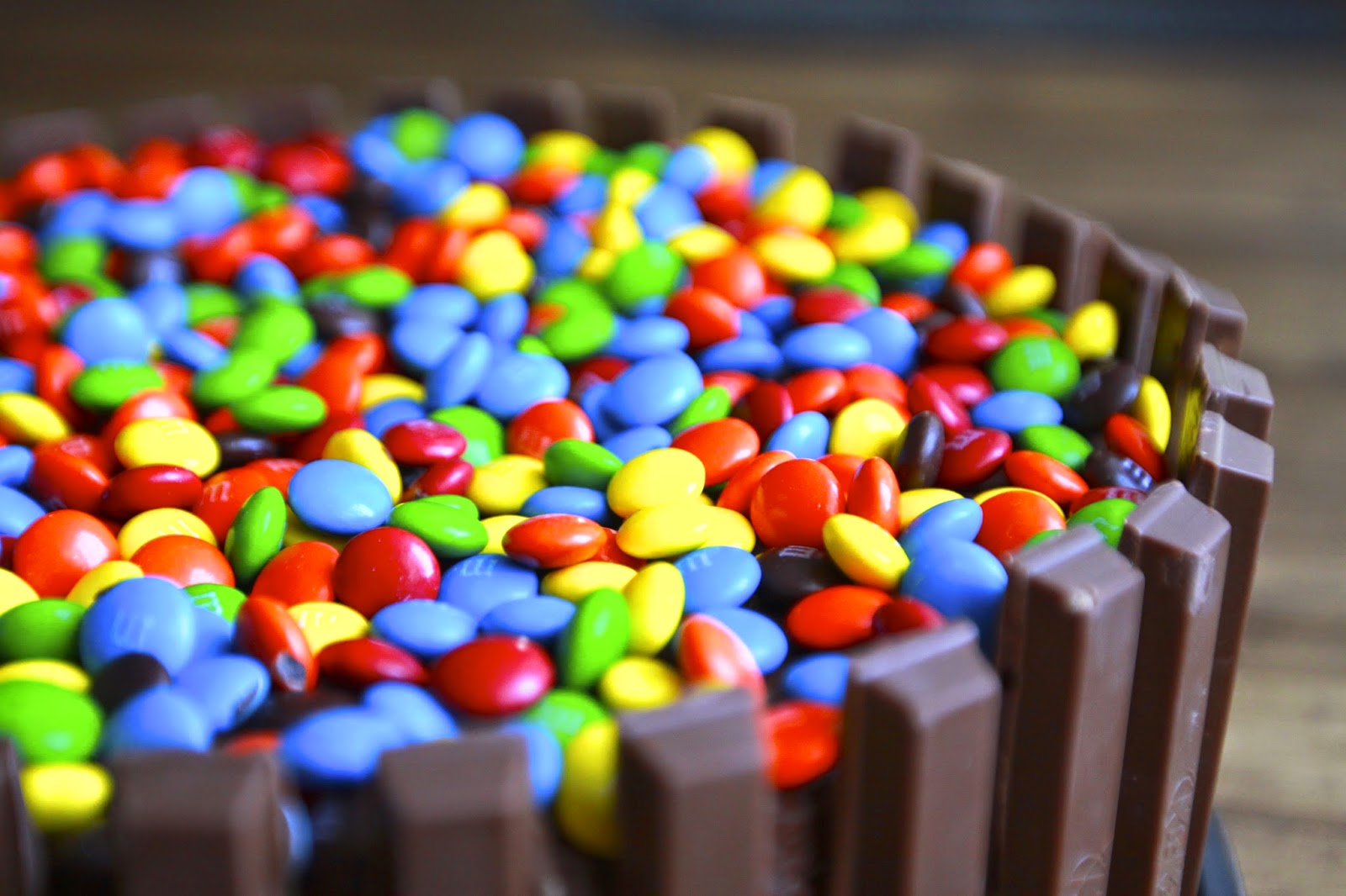 Black Cat: FAMOUS KITKAT & MNM'S CHOCOLATE CAKE