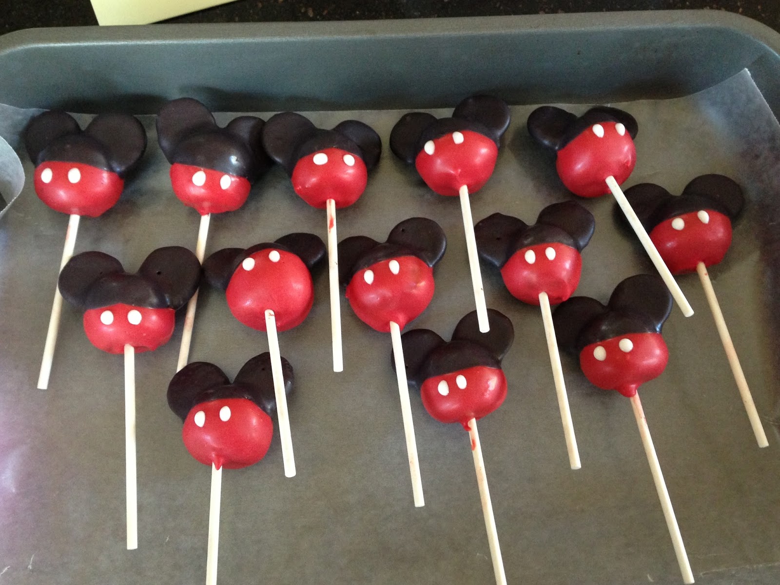 Minnie Mouse Birthday Cake & Mickey / Minnie Cake Pops