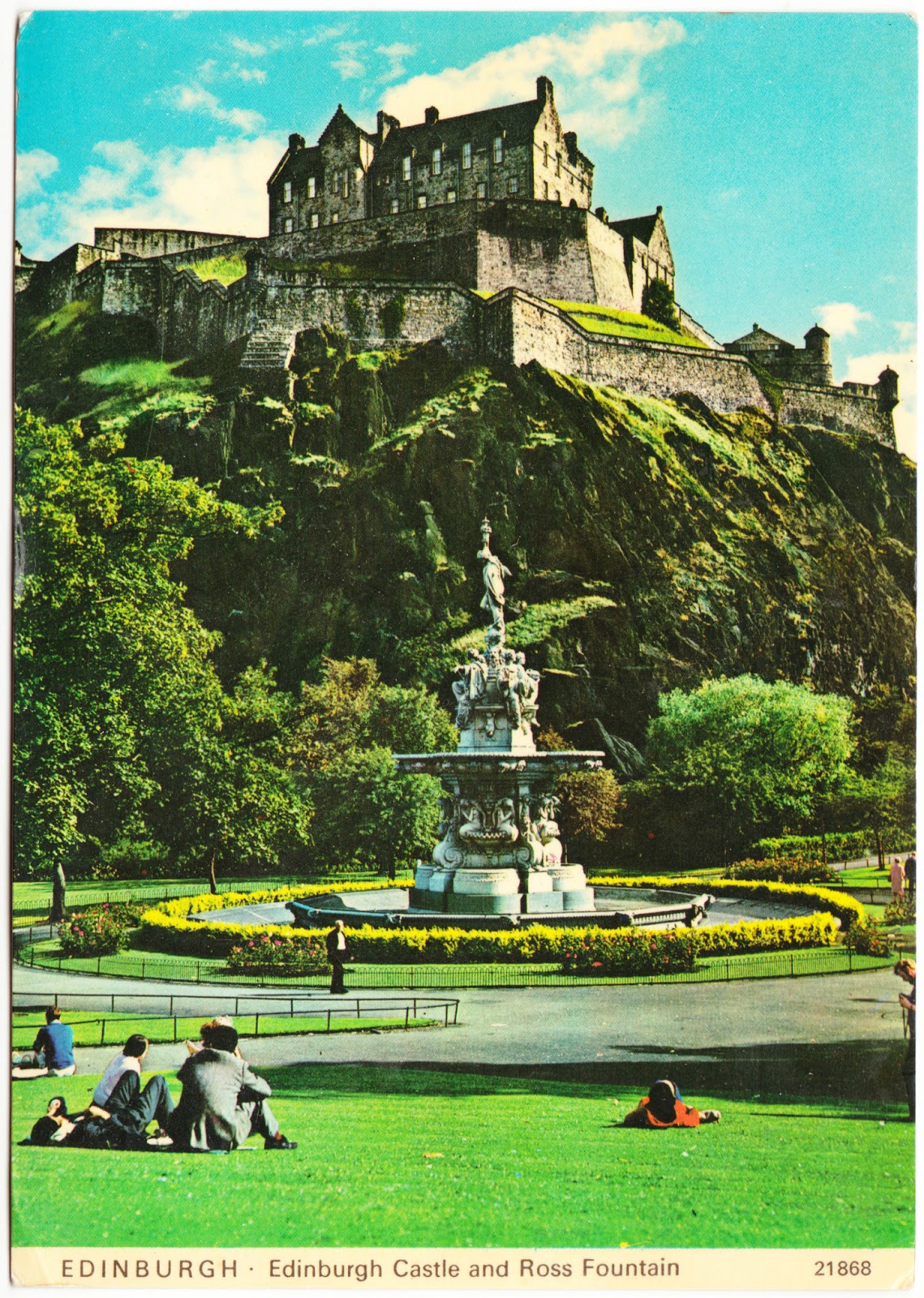 Papergreat: Postcard: Scotland's Edinburgh Castle and Ross Fountain
