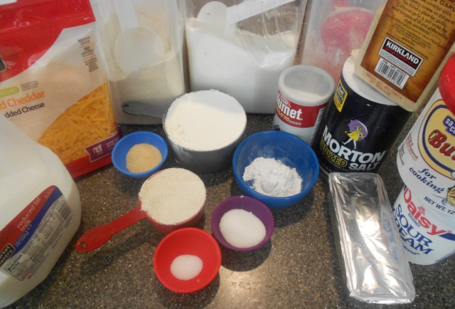 Baking Banquet: GARLIC CHEDDAR BISCUITS WITH SOUR CREAM & BUTTERMILK