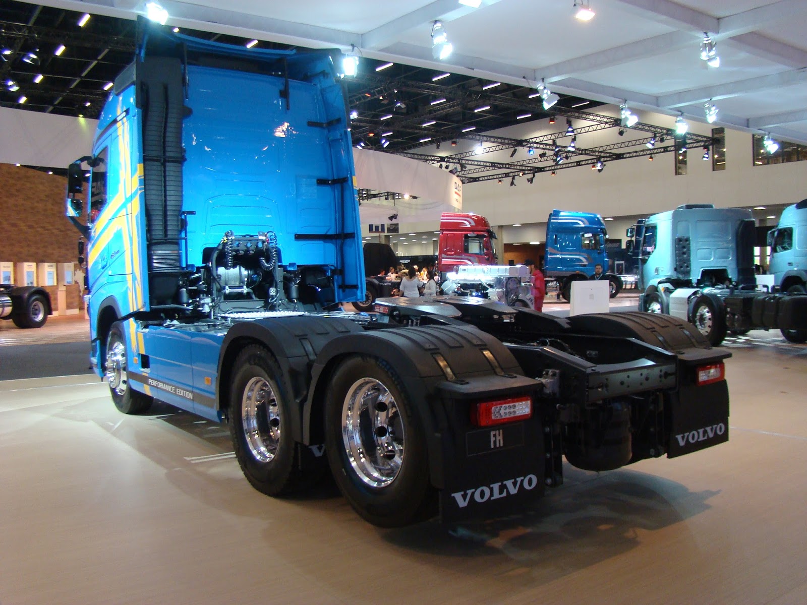 DIECIOCHO RUEDAS: VOLVO FH PERFORMANCE EDITION… EDICIÓN ESPECIAL 90 ...