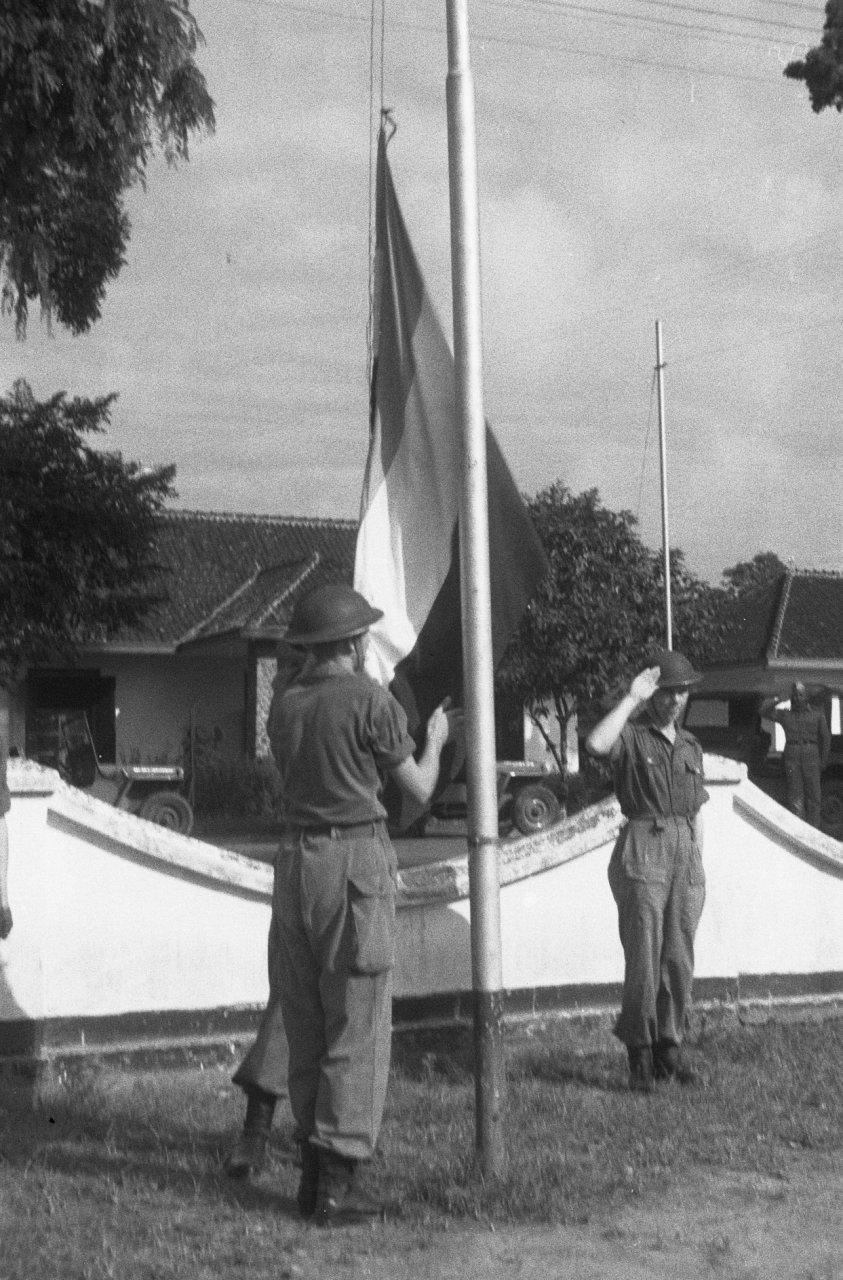 Indonesia Zaman Doeloe: Penurunan bendera Belanda dari tangsi militer ...