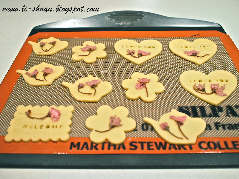 Helena's Kitchen: Sakura Cookies (樱花曲奇）