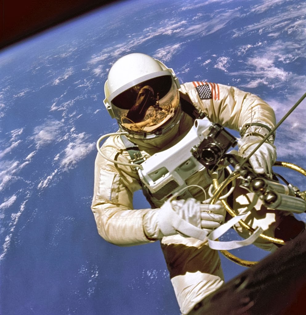 25 Amazing Photographs That Capture Astronauts Make Walking in Space ...