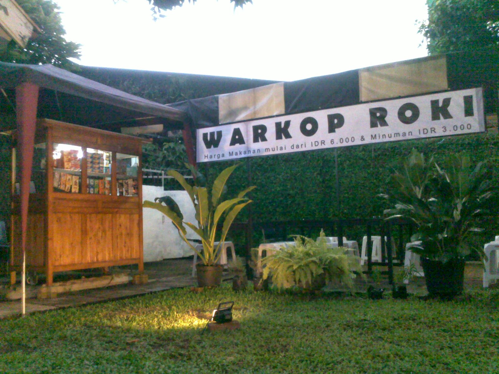 Warkop ROKI: Warkop ROKI dengan Konsep Hitam Putih Nuansa ‘Garden’