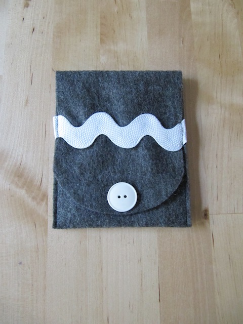 Sew Many Ways...: Fabric Pouch With Blanket Stitch Tutorial...