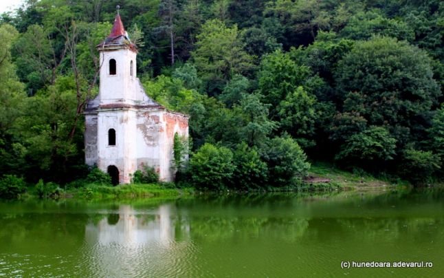 Cele mai ciudate biserici ruinate din România
