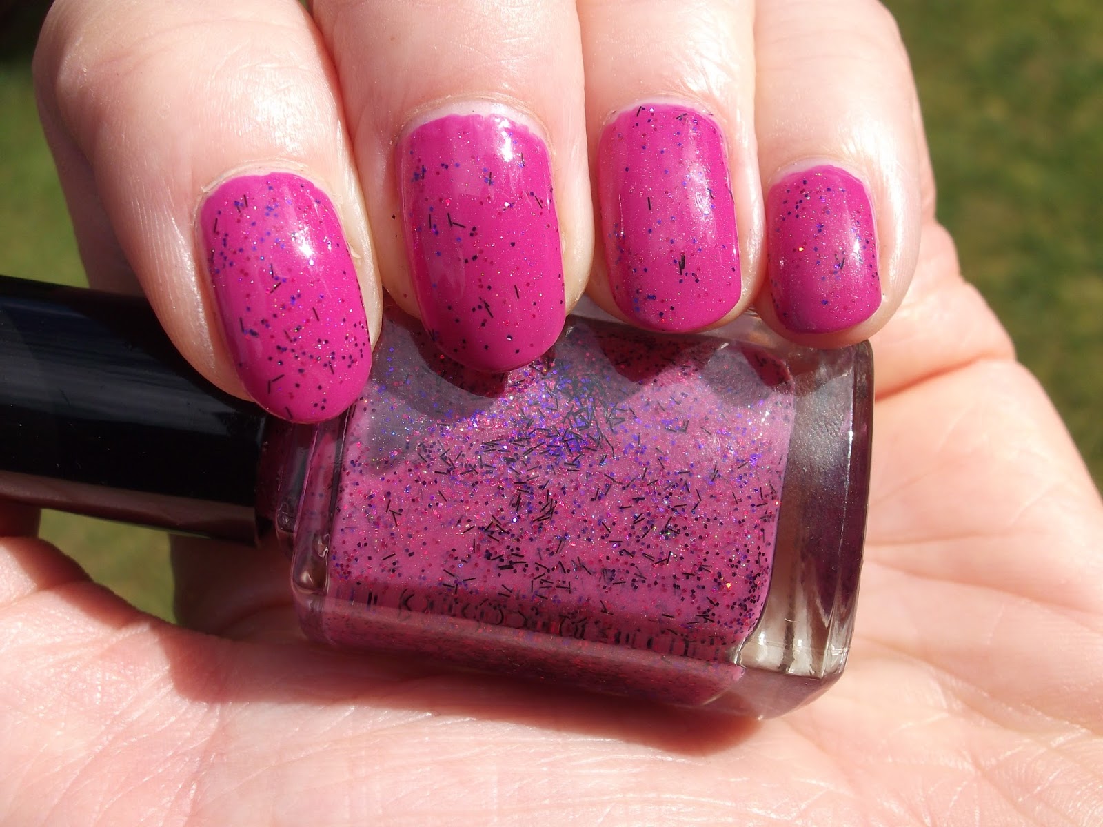 Knitty Nails: Iconic Effect Rosey Cheeks