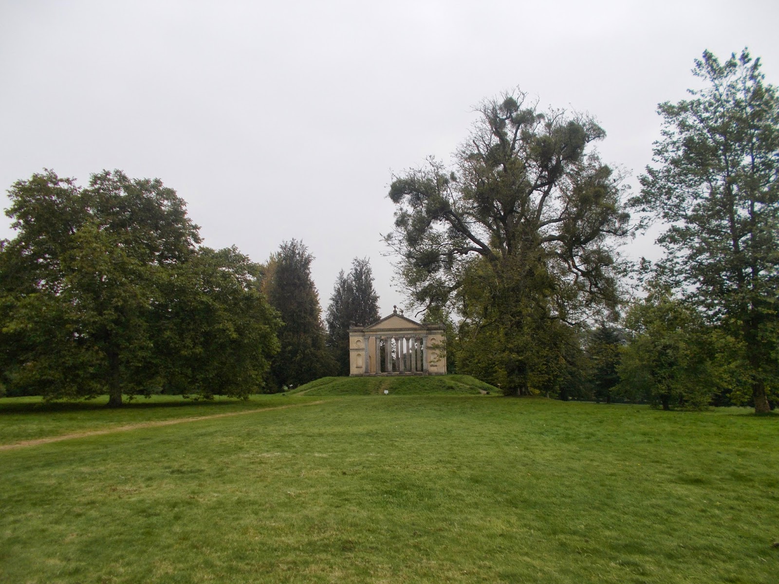 A TOUR GUIDE IN ENGLAND: WALKING HIGHCLERE – Number One London