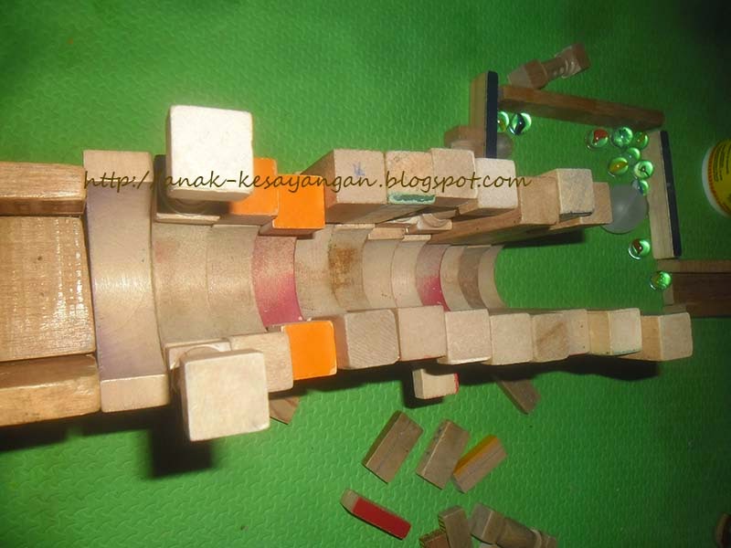 Pesawat Kertas: Ide Permainan Yang Mengunakan Balok Kayu