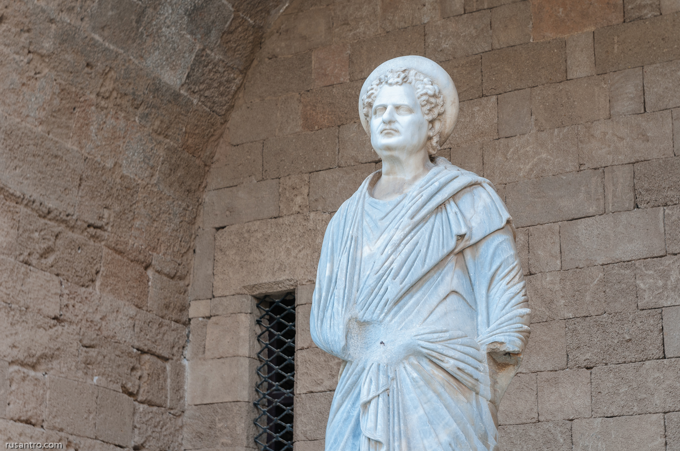 Rodas salas noslēpumu meklējumos