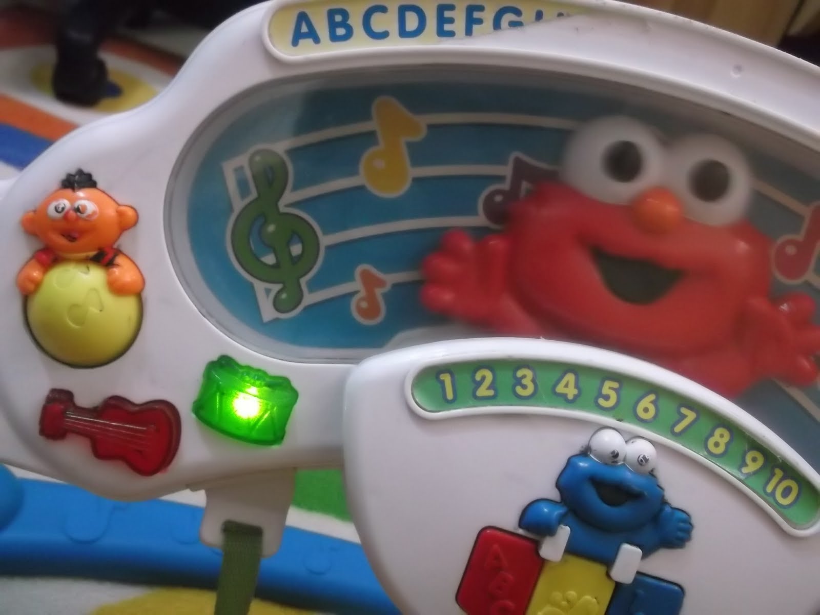 Pu3 Store @~Sold Item~@: Fisher-Price Elmo’s Musical Peek-a-Boo Gym