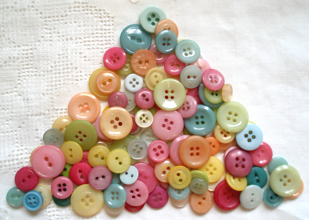 fiberluscious: How to Dye New and Vintage Buttons- Tutorial