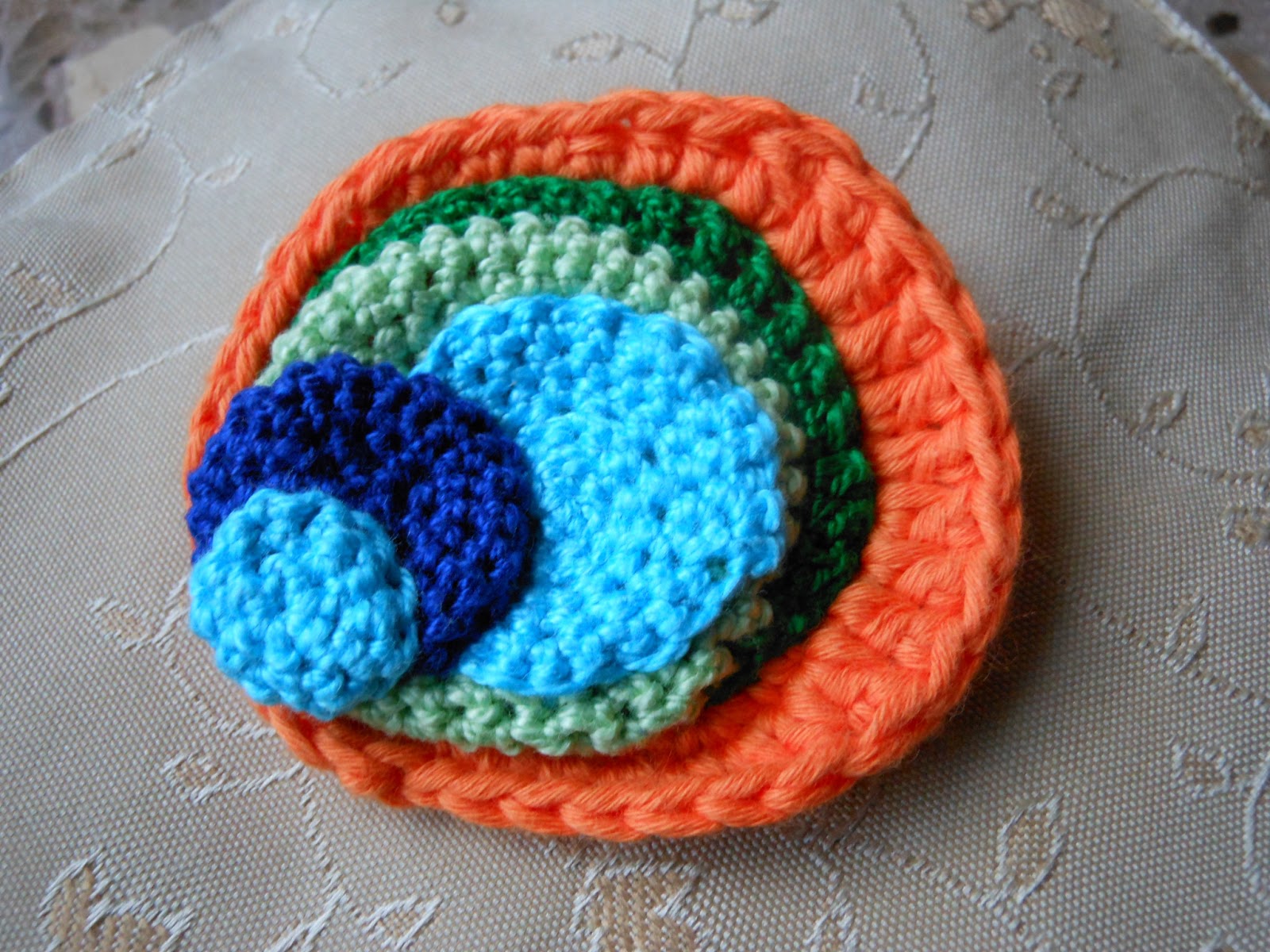 TELA Y DEDAL (hecho a mano): Broche de crochet