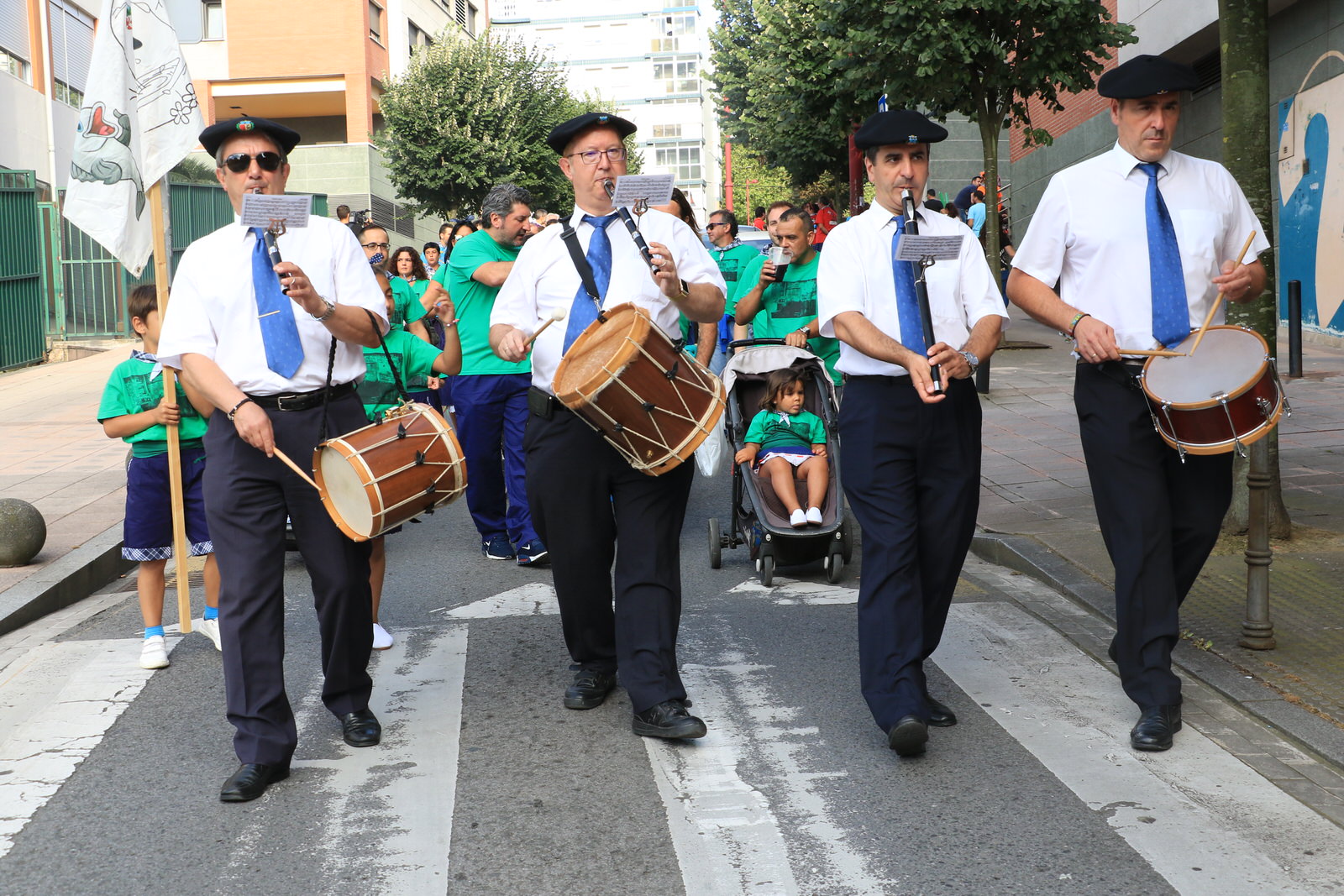 Una bajada de cuadrillas masiva abre oficialmente las fiestas de Retuerto
