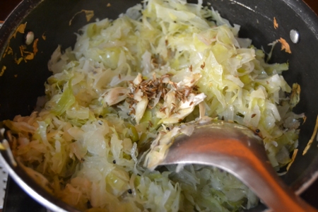 Vaniensamayalarai: Cabbage Poriyal / Muttakos Curry