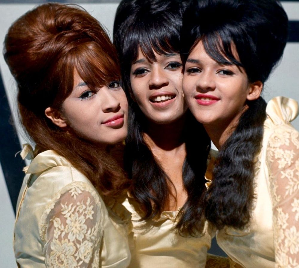 30 Fascinating Vintage Photographs of The Ronettes in the 1960s ...