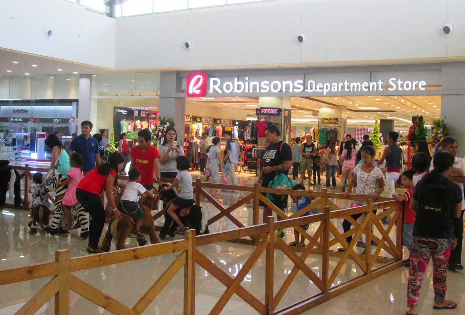 Go, Taste, Blog!: Robinson’s Place opens in Las Pinas City
