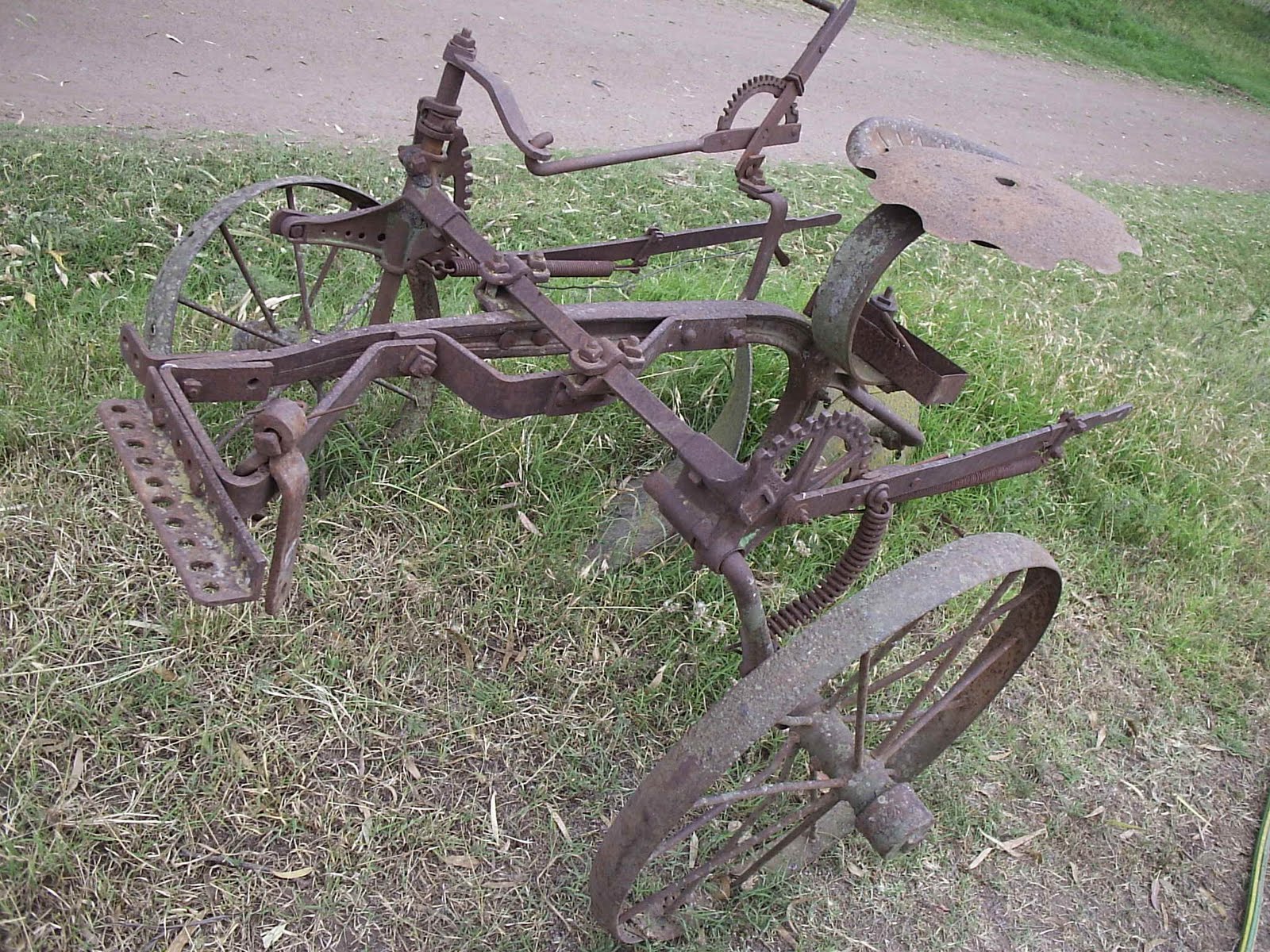 Rumbo al Centenario de 12 de Octubre: Herramientas antiguas