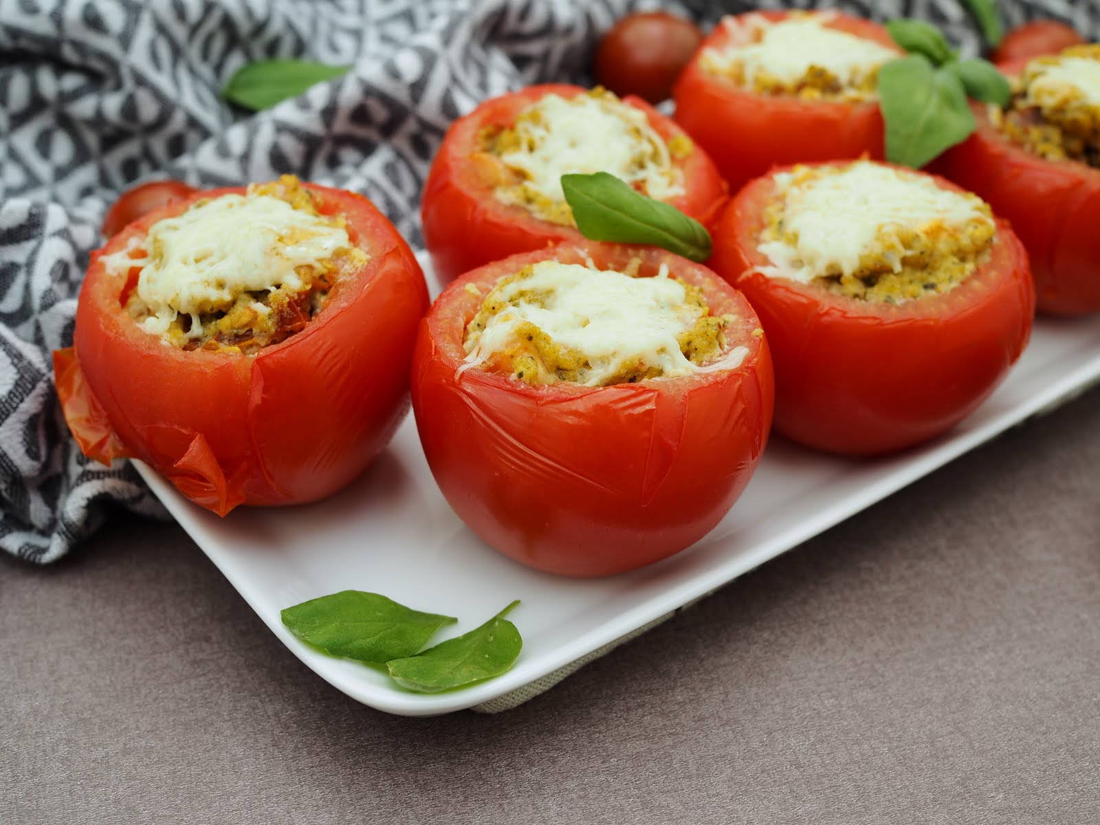 Täytetyt tomaatit / Valmiiseen pöytään