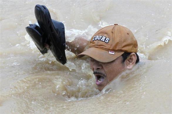 OddFuttos, When The Photos Speak: Philippines, Drowning In Floods ...