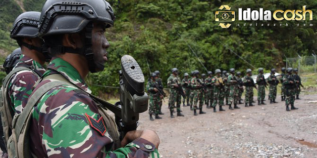 Dengan Cara Pukul Mundur Bersama Kelompok Bersenjata, Anggota TNI Yang ...