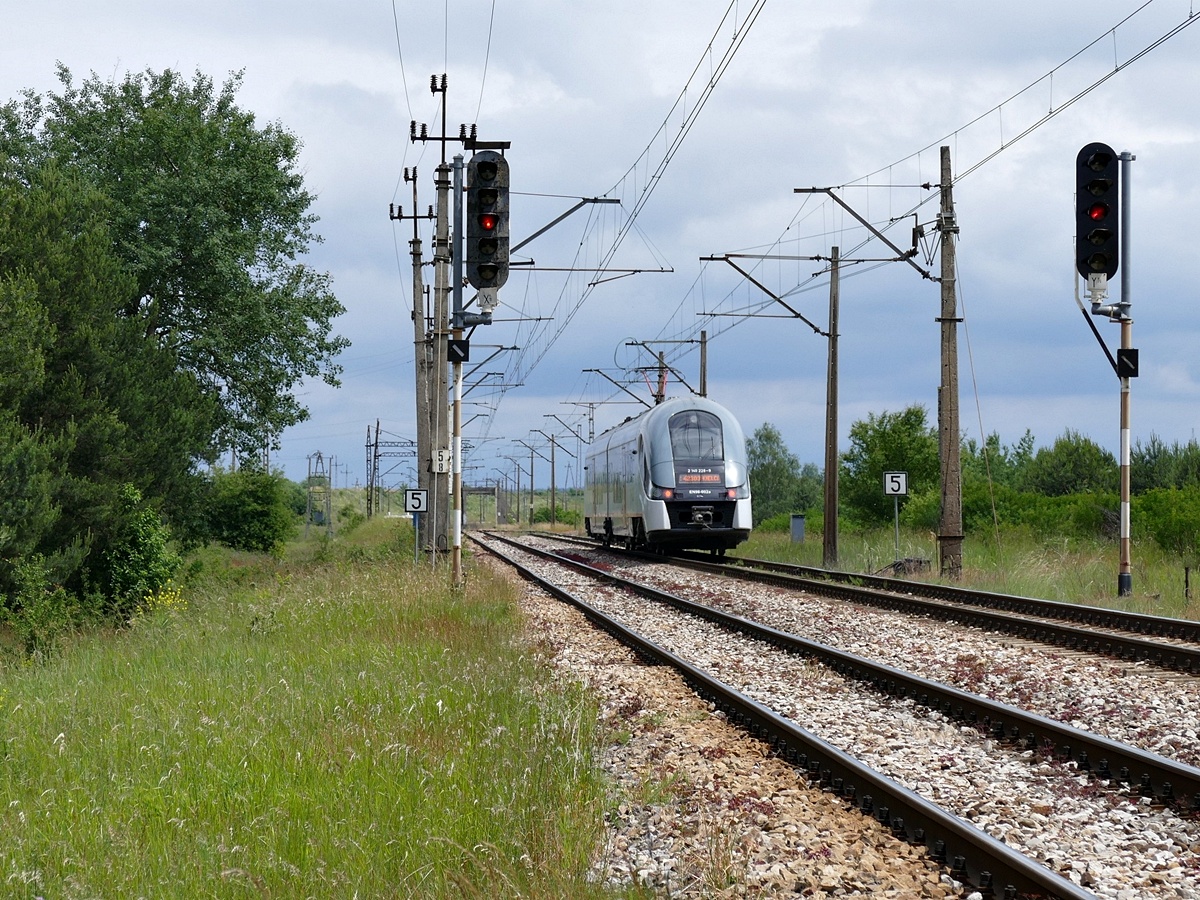 Czujność maszynisty na linii kolejowej nr 61 non stop sprawdza system ...