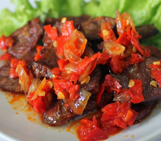 Masakan khas Indonesia Dendeng Balado dari Sumatra Barat | Hot ...